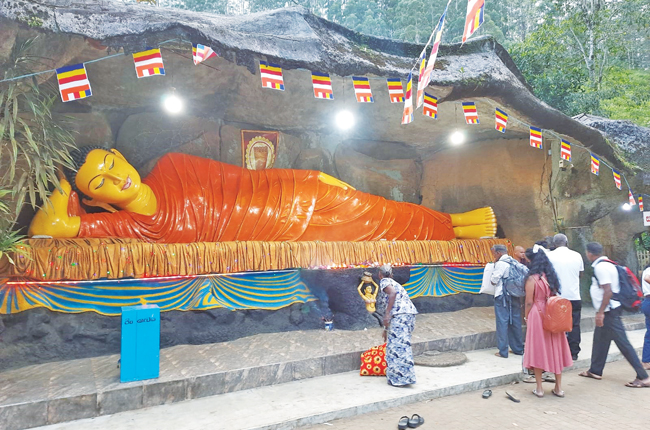 Sri Pada season begins today - Ceylon Daily News